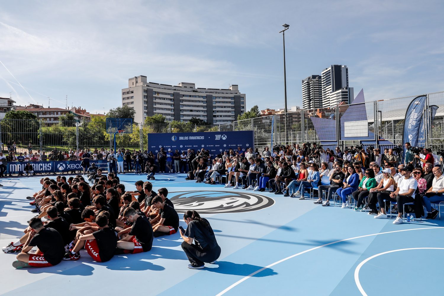 Los Dallas Mavericks renuevan las dos pistas de baloncesto del Parque ...